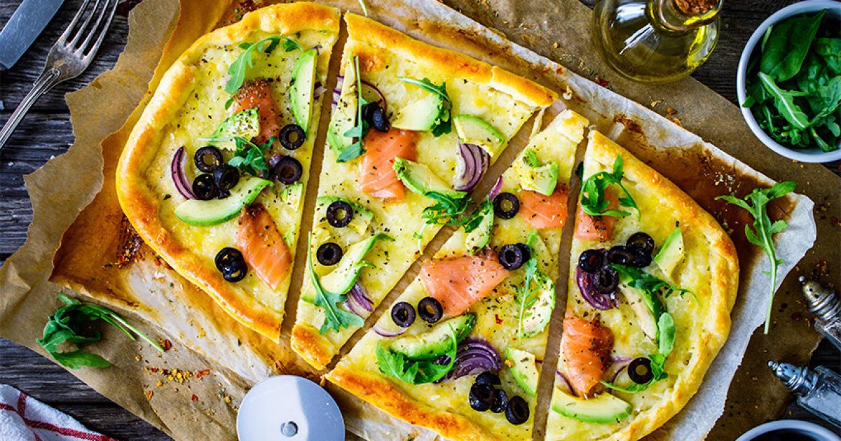 Συνταγή για Πίτσα με καπνιστό σολομό και αβοκάντο - Famagusta News