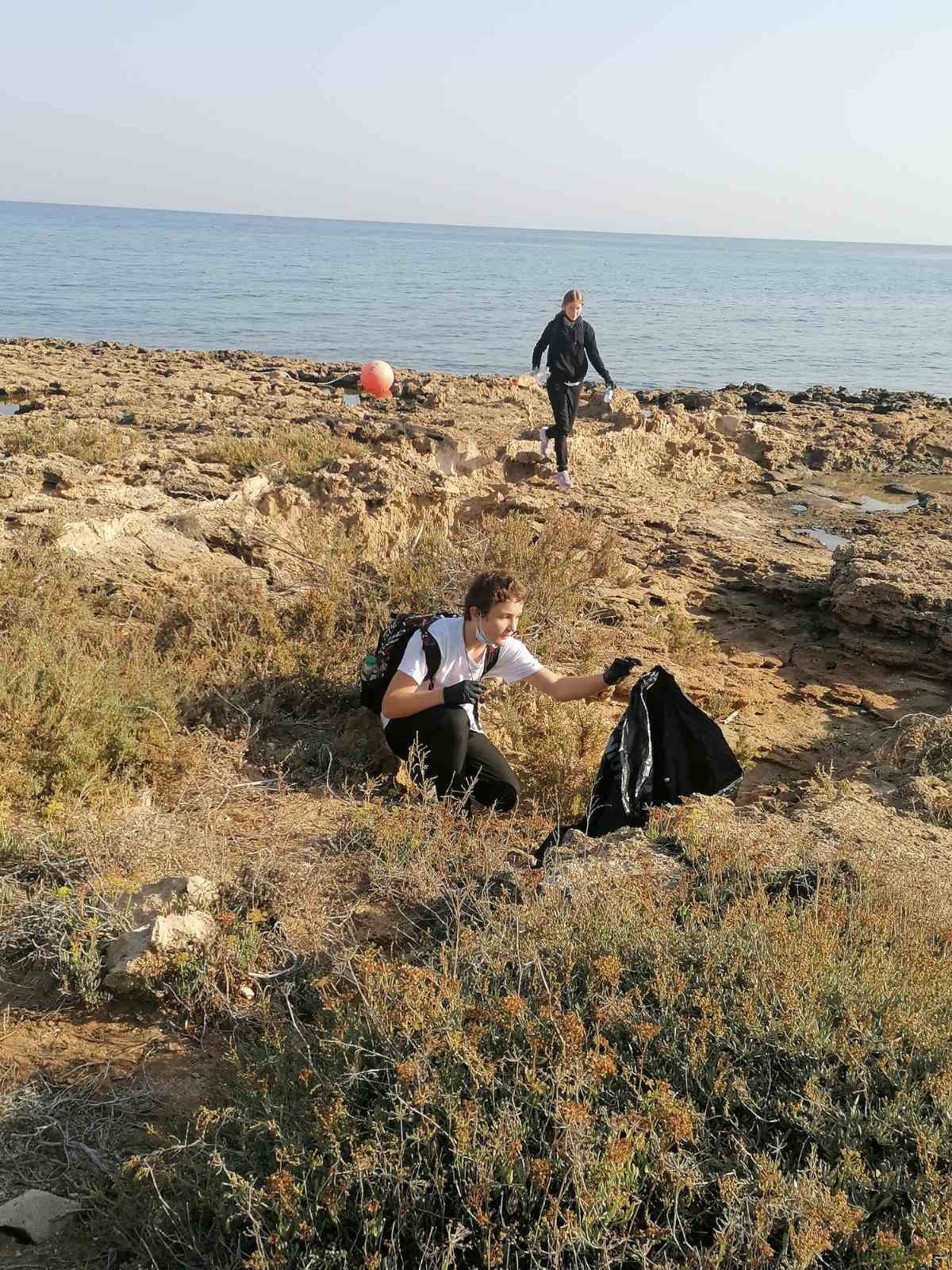 ΠΑΡΑΛΙΜΝΙ: Μαθητές του Γυμνασίου καθάρισαν τον παραλιακό πεζόδρομο ...